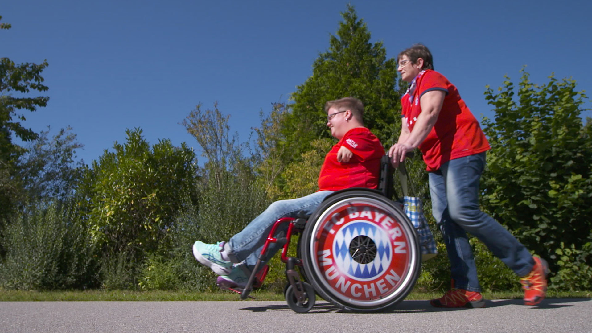 Barrierefrei in der Allianz Arena: Freie Sicht für Rollstuhlfahrer ...